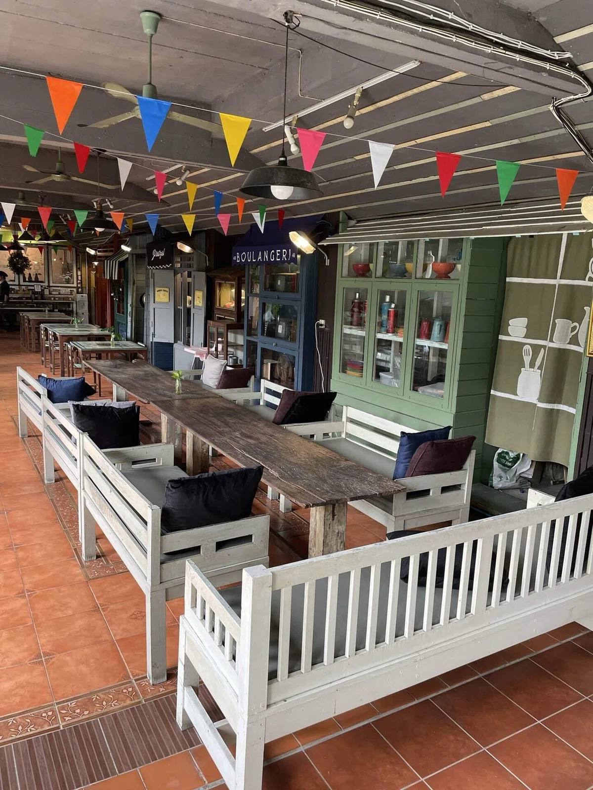 【unbranded cafe】街歩きに疲れたら昼寝が出来ちゃう居心地抜群のカフェ｜UNI(ゆに)🇹🇭40代からのタイひとり旅
