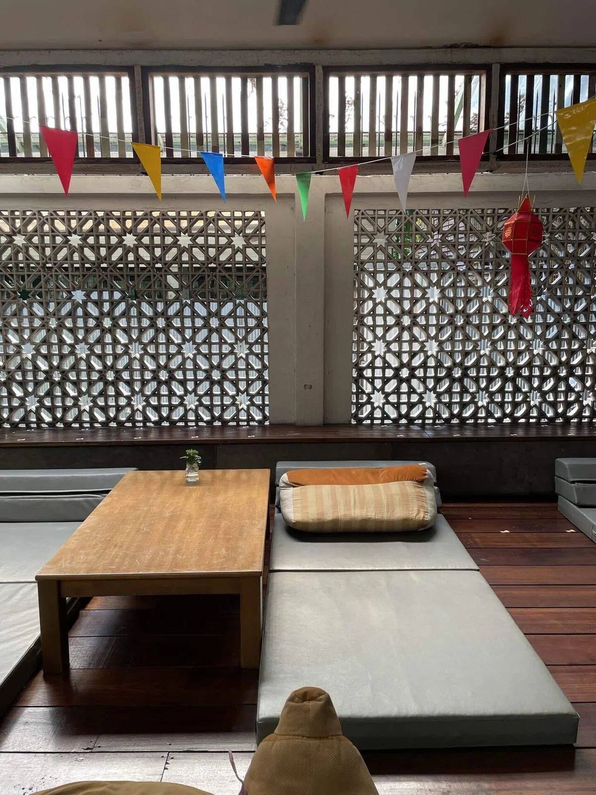 【unbranded cafe】街歩きに疲れたら昼寝が出来ちゃう居心地抜群のカフェ｜UNI(ゆに)🇹🇭40代からのタイひとり旅