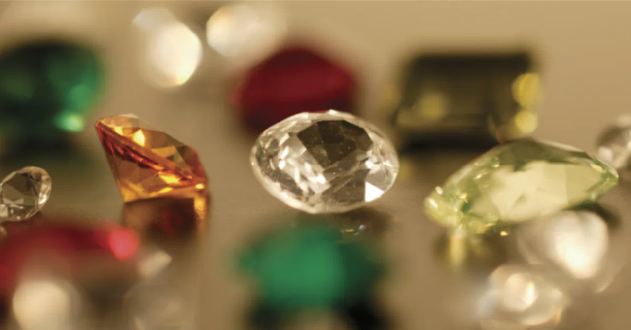 色と光のエネルギーが潜在意識の扉を開く｜ako ヒプノセラピスト/ラジオ構成作家 /AKO Crystal&Jewelryオーナー