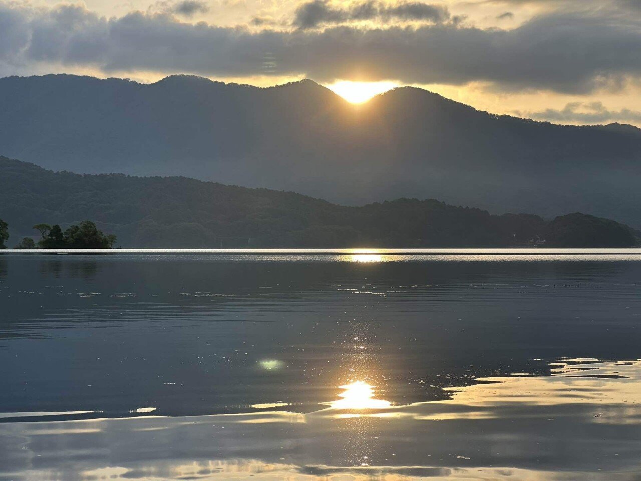 夏の日の出、ほぼ鏡面｜M-hagaaa