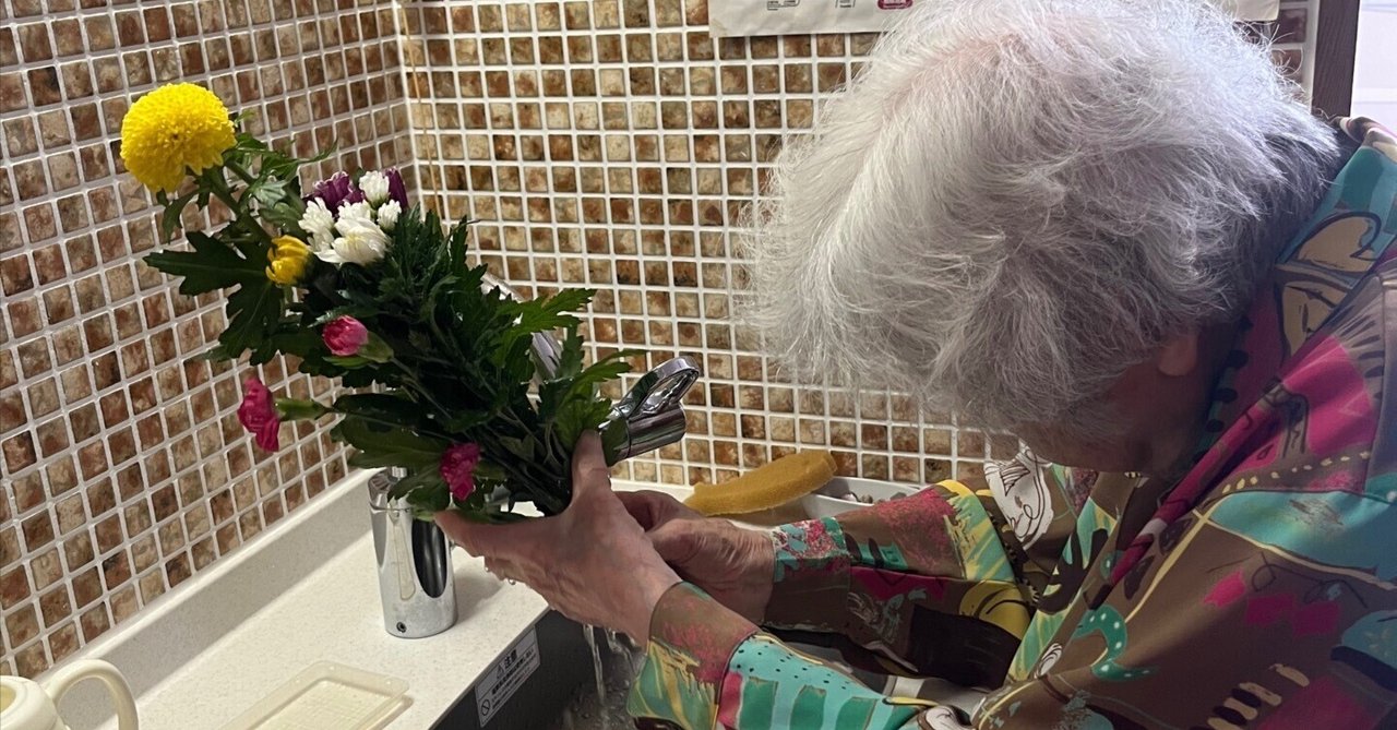 花を丁寧に生ける母との時間｜月島EHON Dreamer