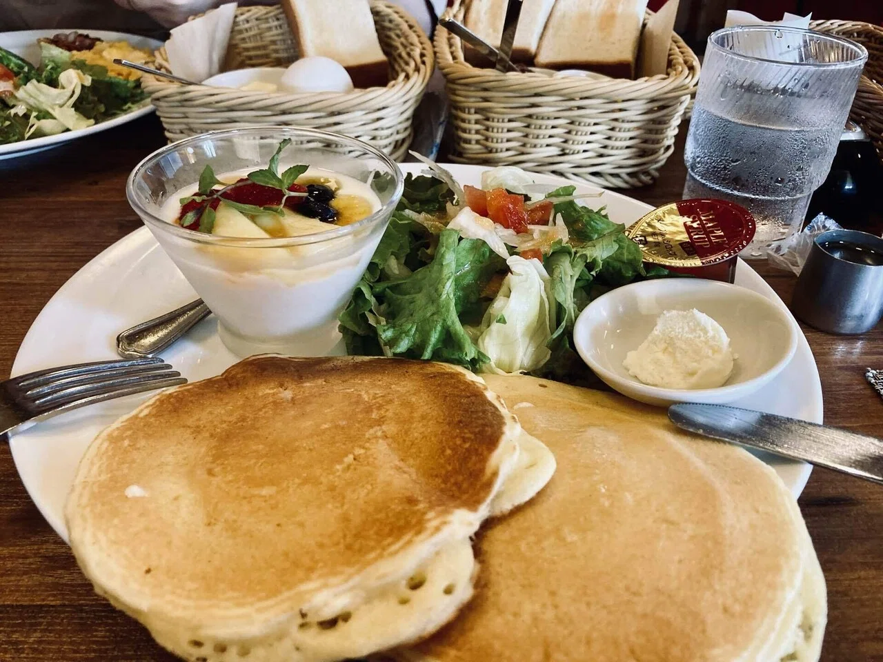 朝ごはん行こー！と誘われて「いつかティファニーで朝食を」みたいに朝早くから食べにいってきた。 パンケーキに卵含まれてるけど少量なら大丈夫だろと ...