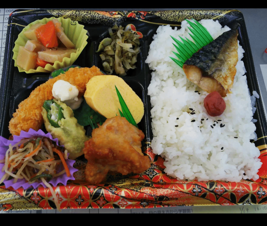 時々食べたくなるとっても美味しいお弁当です🥹 …が…いつも気になるのが〜ご飯の位置😲 おそらくこちらが正面なのでご飯が向かって「右」側！？です ...