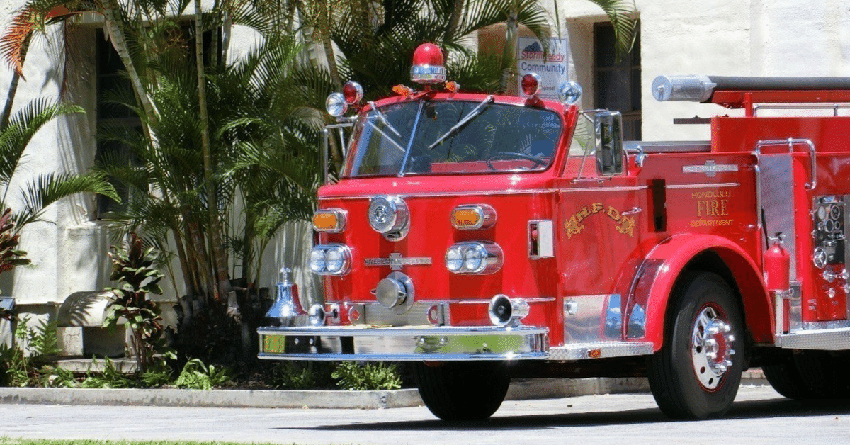 アメリカ製の消防車がアメリカ製の音を鳴らしながら（法律上は）日本国内の公道を割り込み横断して行く光景に慣れ過ぎている島民たち｜elnest lala