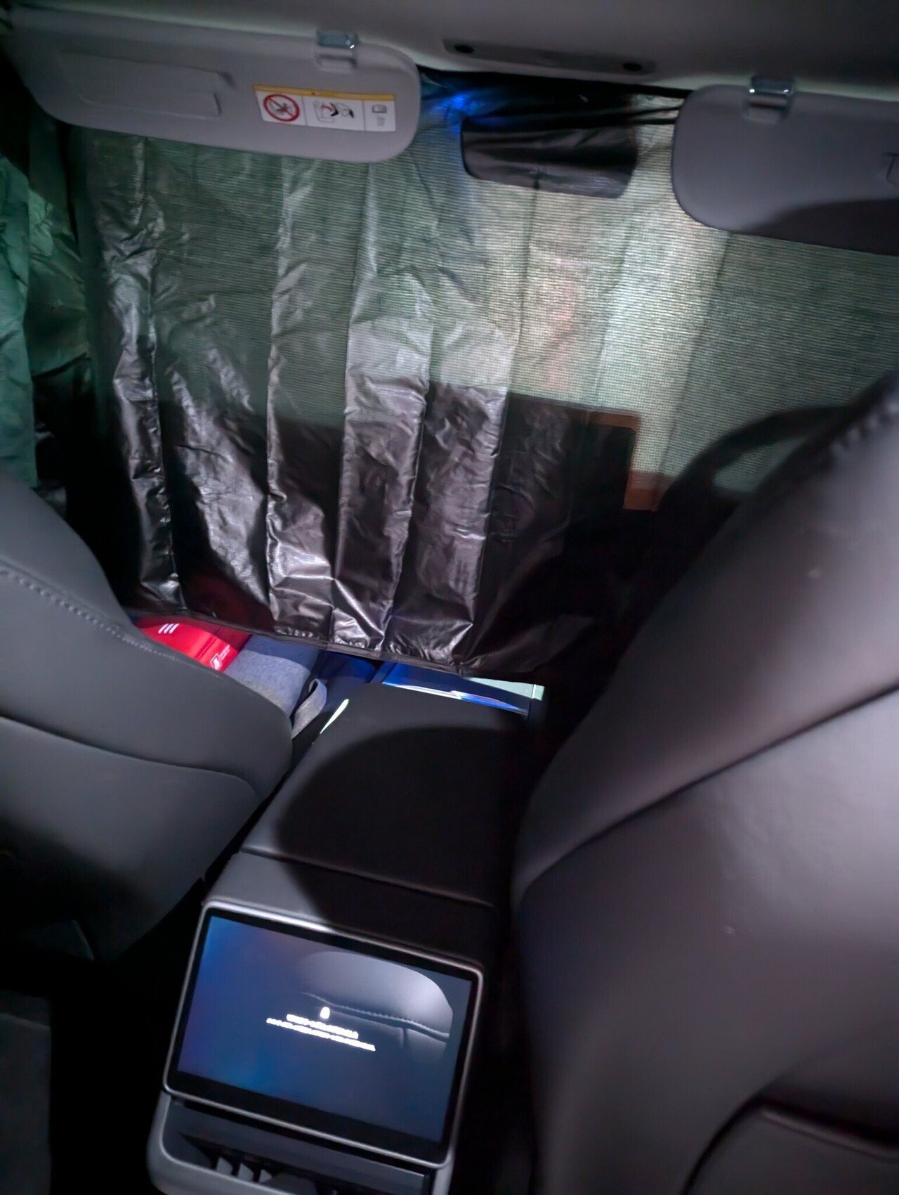 外部から車内を見えなくする TESMAT Privacy Screen for Model 3 注文後なかなか届かず、3〜4ヶ月後着。しかし ...