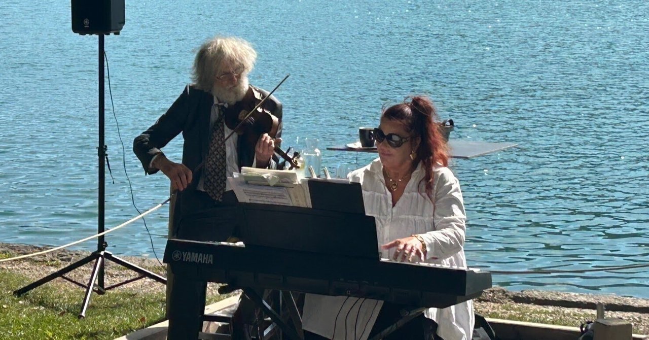 ブレッド湖畔のテラス席にて｜AZN