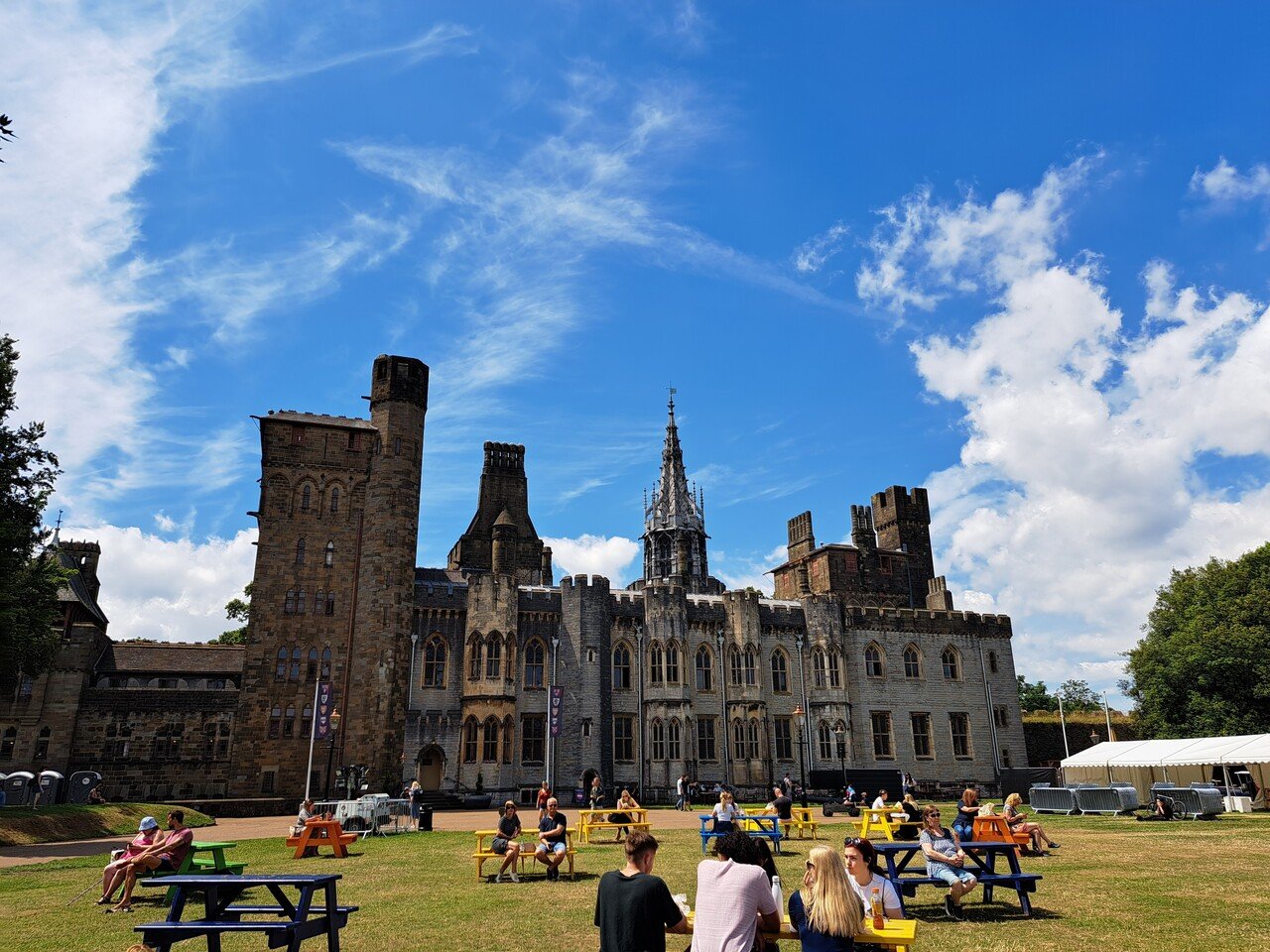 使えるBritish英語【faff around：無駄な時間を過ごす】 スマホを見ていたら1時間…のような、どうでもいいことに時間を費やすこと ...