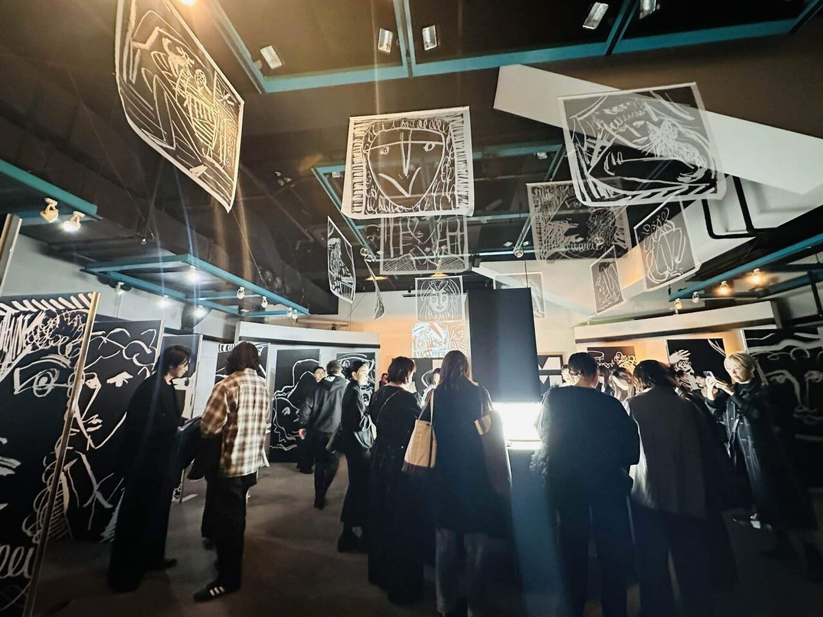 『ERAM』プレスイベント「直感で身にまとえる香水展」と奈良美智さん「I Draw the Line」へ｜佐々木はる菜／ライター・コラムニスト ...