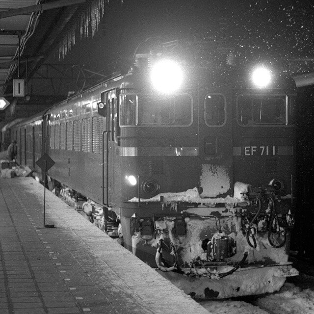 【訳あり無料】奥羽線 蔵王(先)→赤湯(手前)までEF71+オハフ61 雪中走行｜鈴木写真変電所