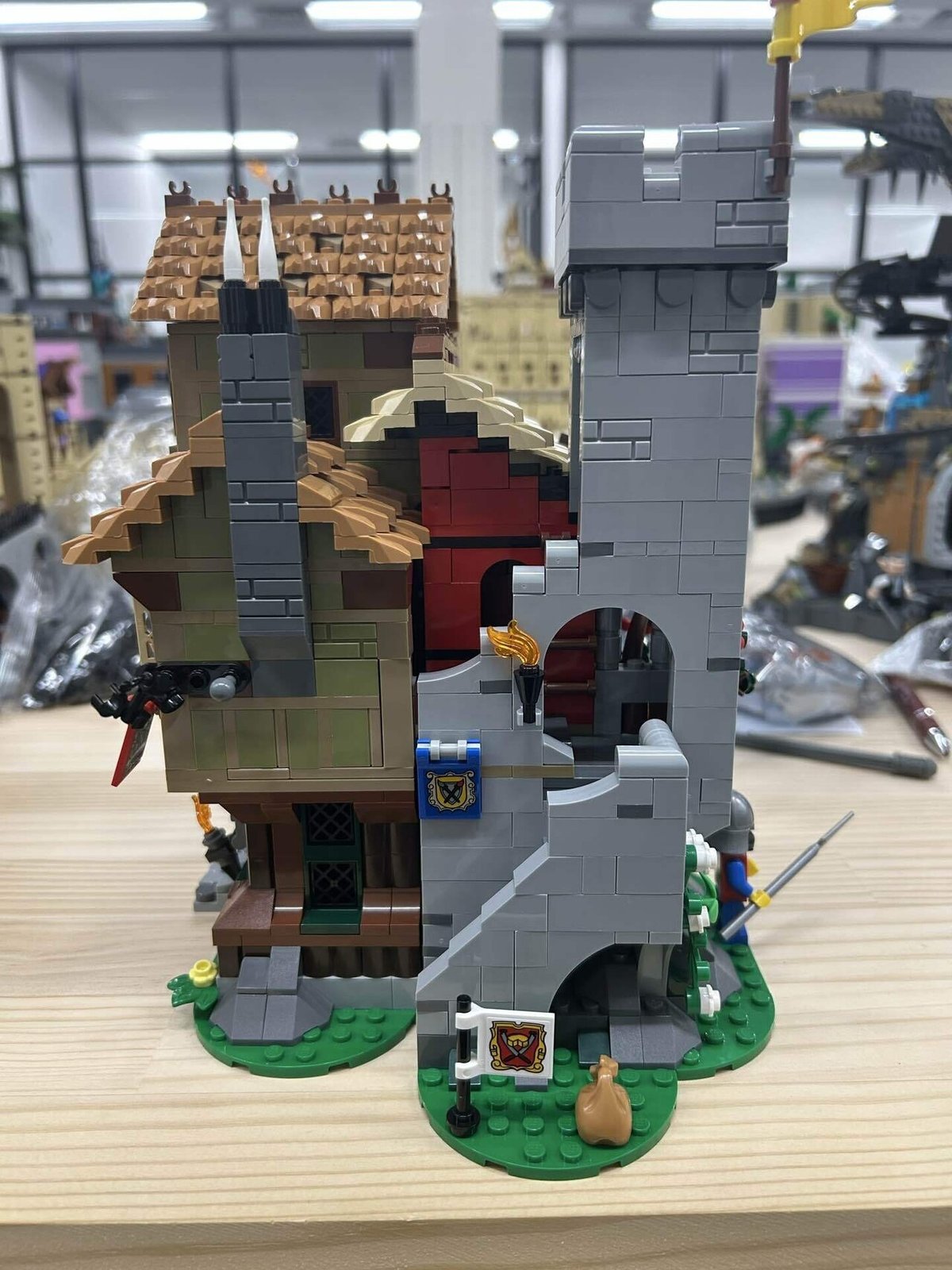 LEGO 10332 中世の街並み｜YOSHINANI, Inc.（よしなに）