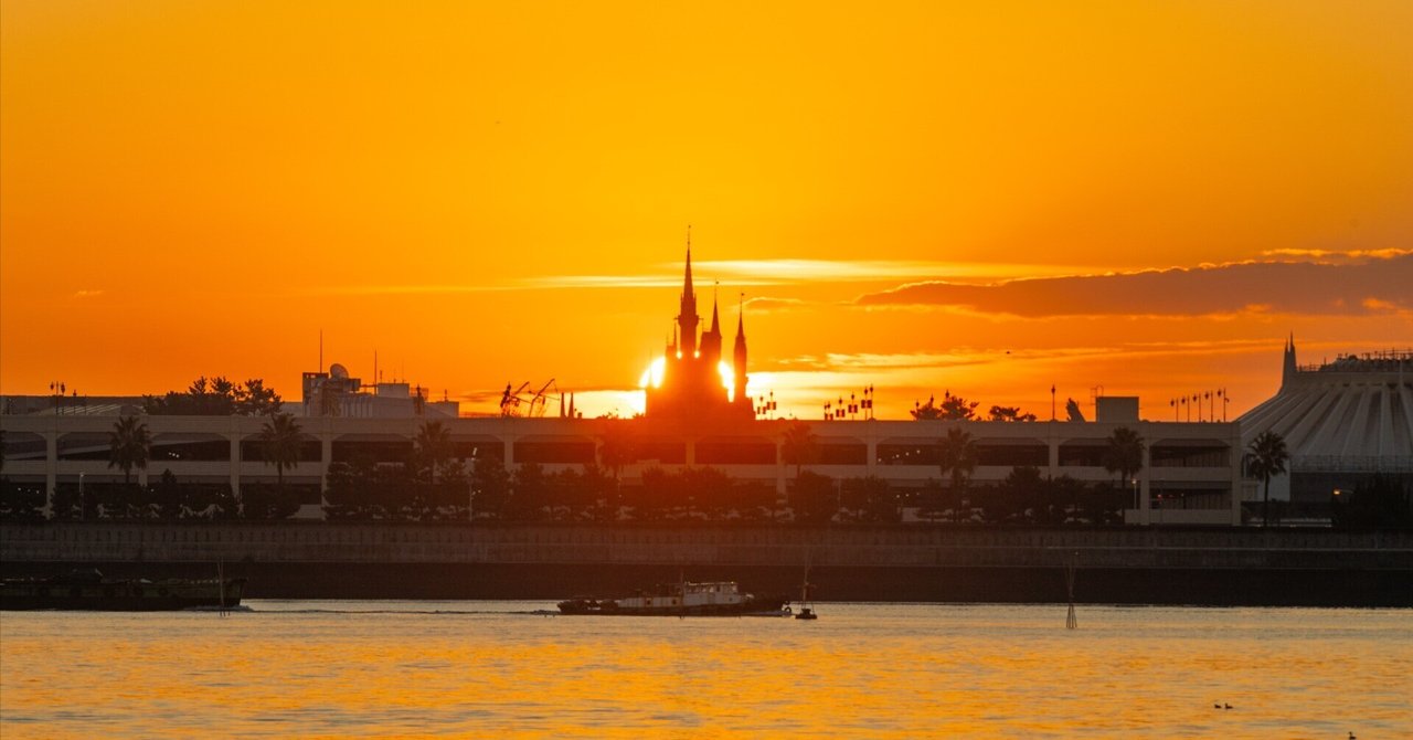 シンデレラ城と朝日 2024/11/22｜Toru Shiratori