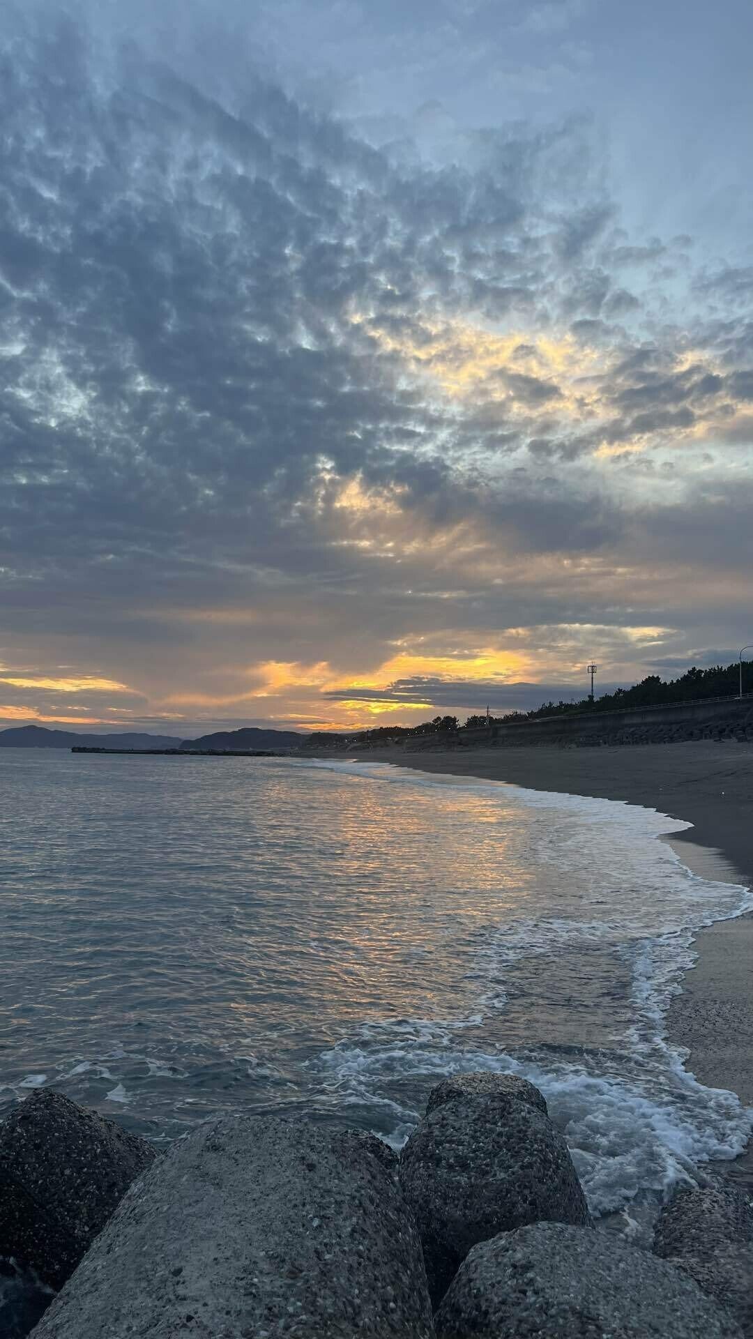 海の前では 無力に、無防備に、飾らないままで居られる。 塗り固められたガワが溶け、密やかに隠れていた芯の部分が見える。その芯を見て"あなただから"愛せたんだ！と思えたら、その気づきの先に続く ...