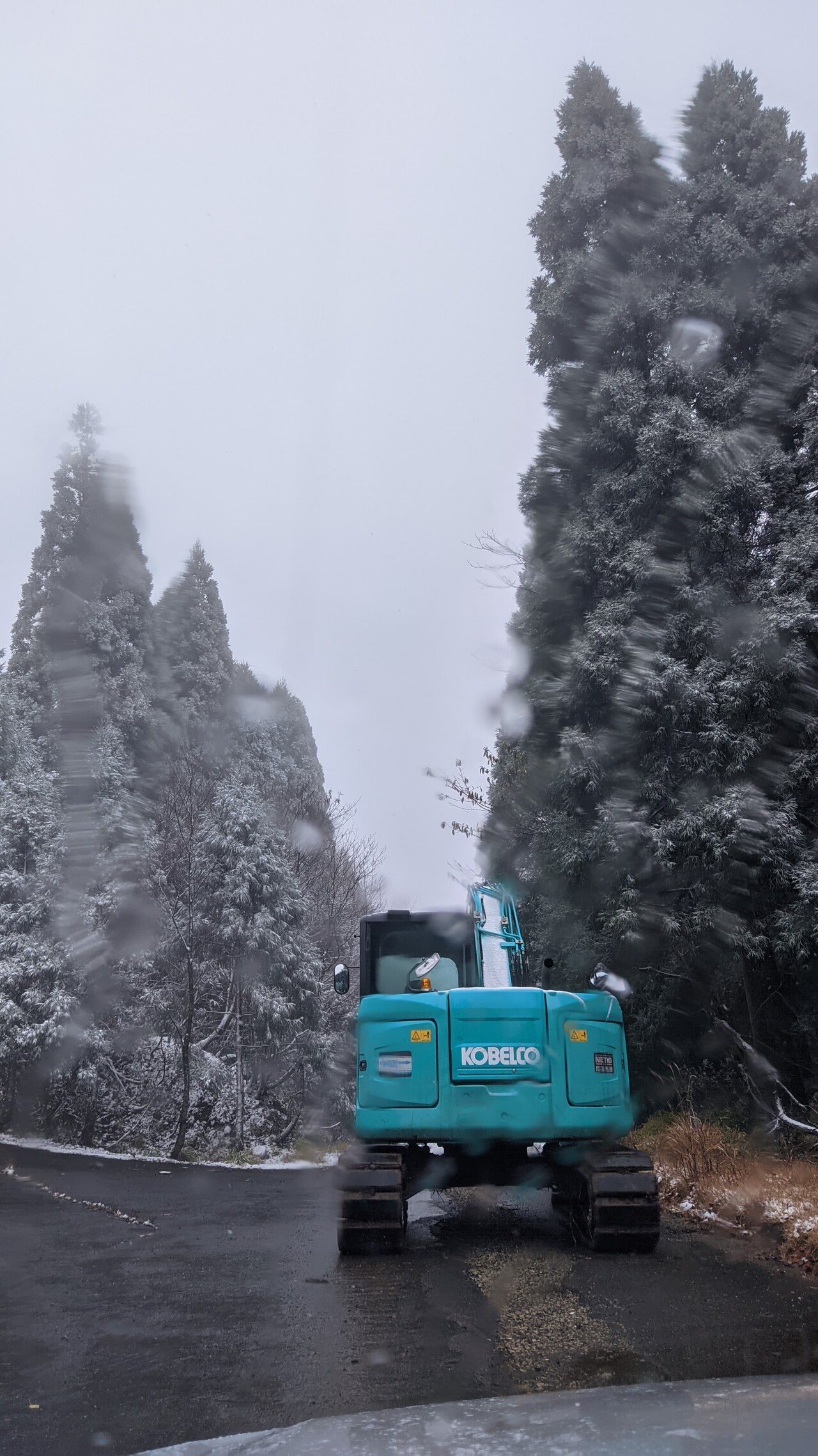 今週の仕事はユンボウを下ろしました。でも下ろすとき雪が降っています。道路がちょっとつるつるしました。｜Achmad Sofyan