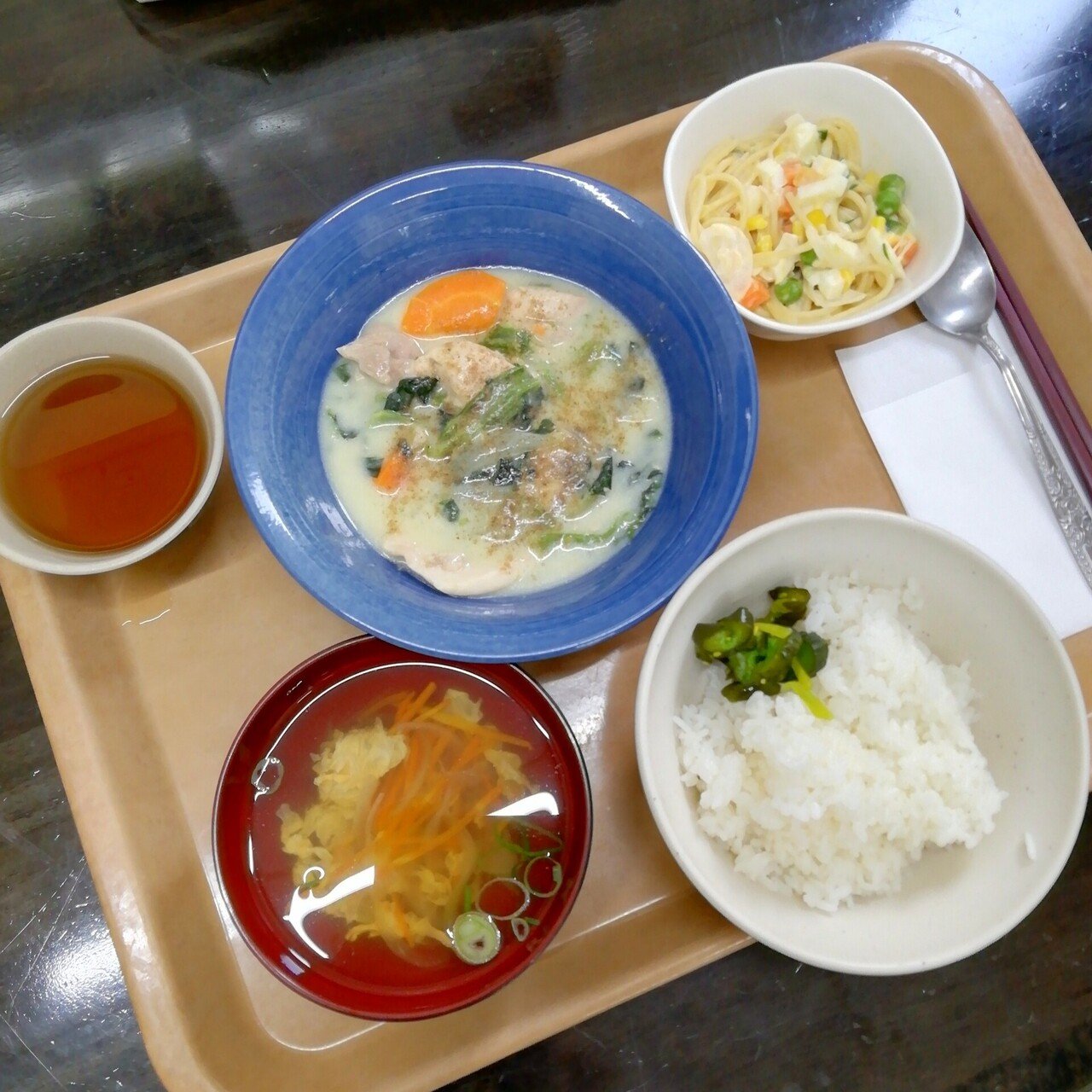 12月16日社員食堂。 鶏のクリーム煮、パスタサラダ、味噌汁。 クリーム煮とシチューの違いはなんなのか？問いたいこの頃。｜SHIGE姐さん（守屋SHIGE美）