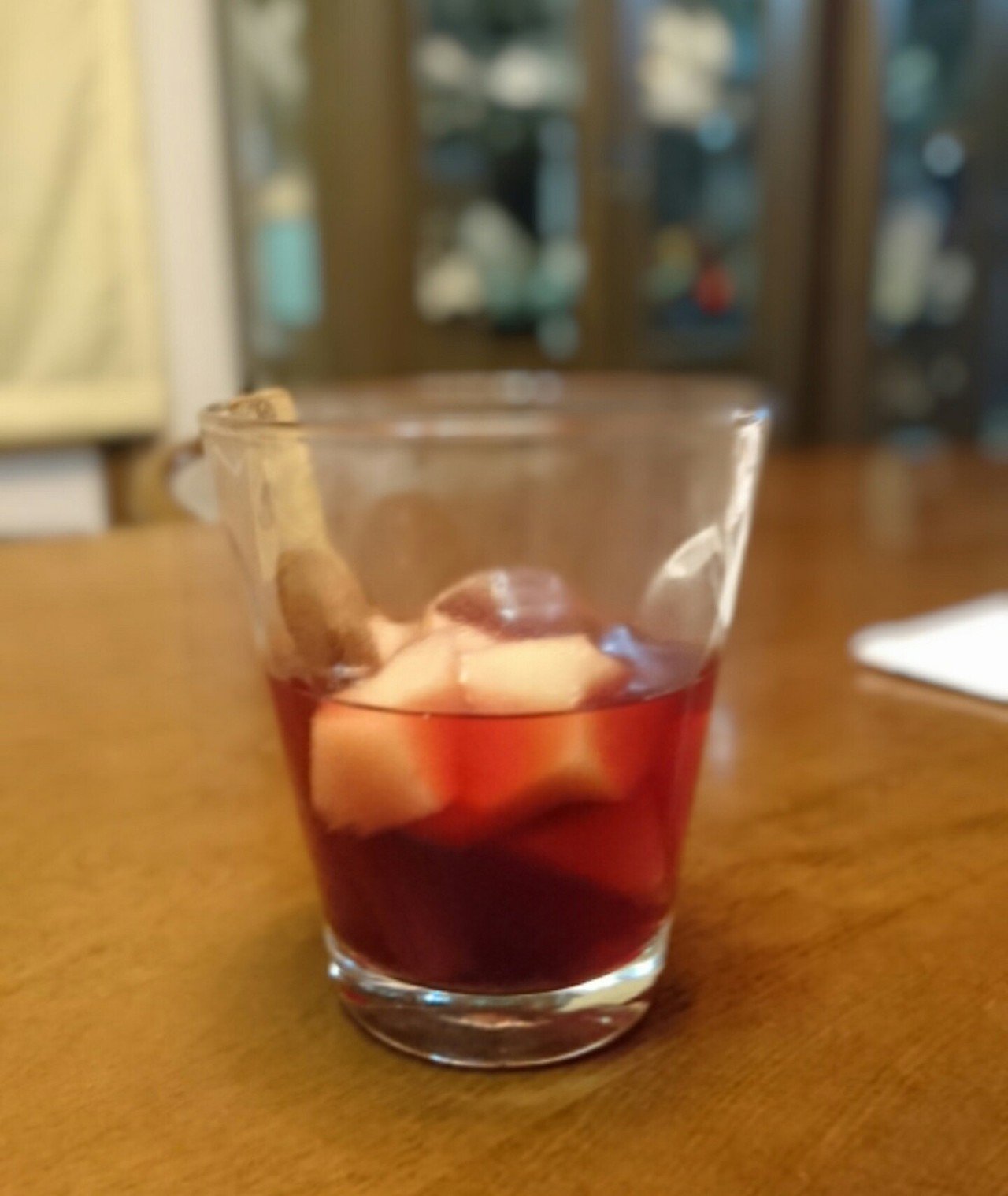 ラジオで寒い夜におすすめって言ってたから、飲んでみたくなった。 ホットワイン。 なんてきれいな色なんだろう。 なんて美味しいんだろう。 お水とりんごを入れて、赤ワインのお鍋をやさしく温めて ...