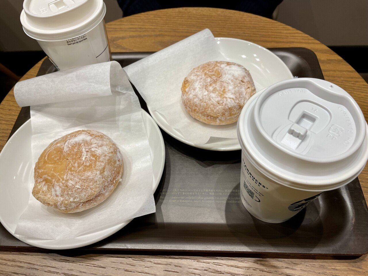 スターバックス、金沢で。中は暑い。マラサダとアイスコーヒー。｜DJ KENJEE