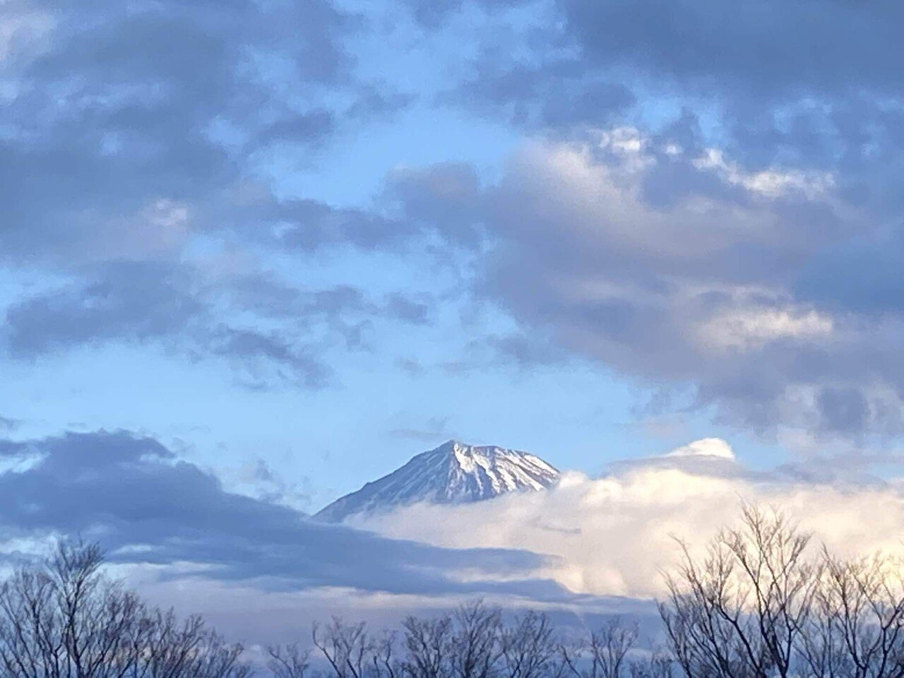 今朝の富士山 今日、東名高速の富士川SA（下り）よりスマホにて撮影。 撮影の数時間前から雲が多くて、あきらめていましたが、30分ほどだけ顔を見せてくれました。 昨日は天気にも恵まれ、景色を充分 ...