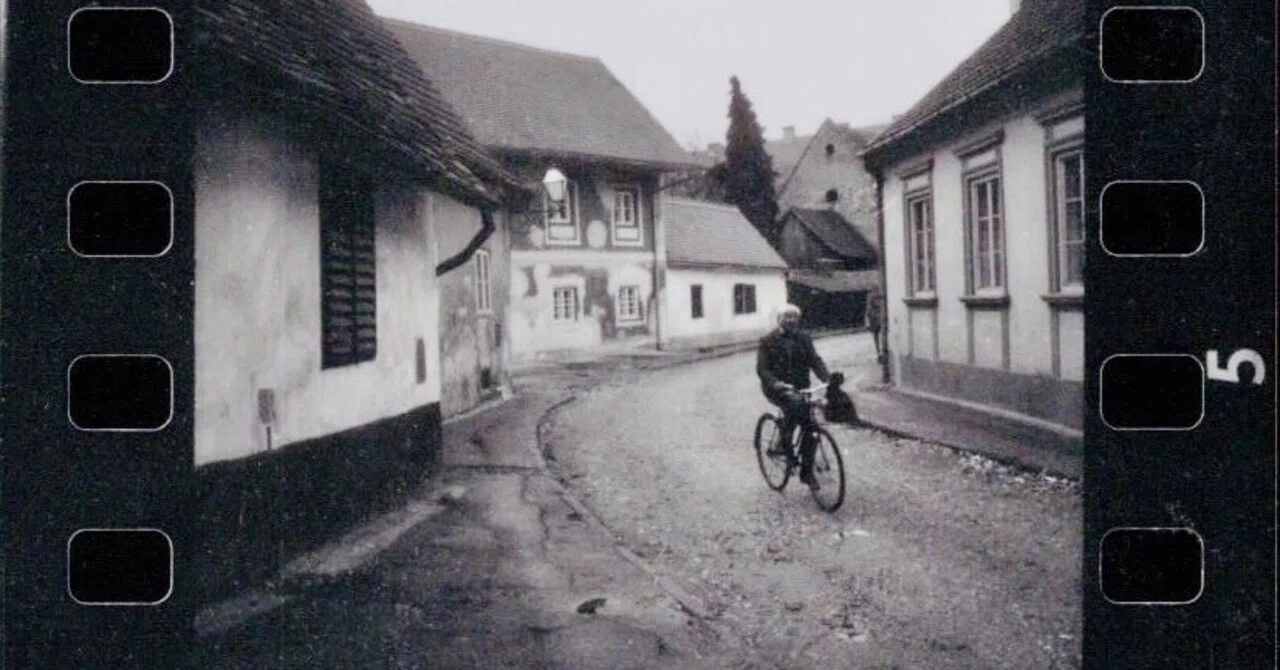 ダダの森のフィルム寫眞画室 とぼとぼと/The Trudger. Varaždin, Croatia 1997｜SATOCOTO-Očić