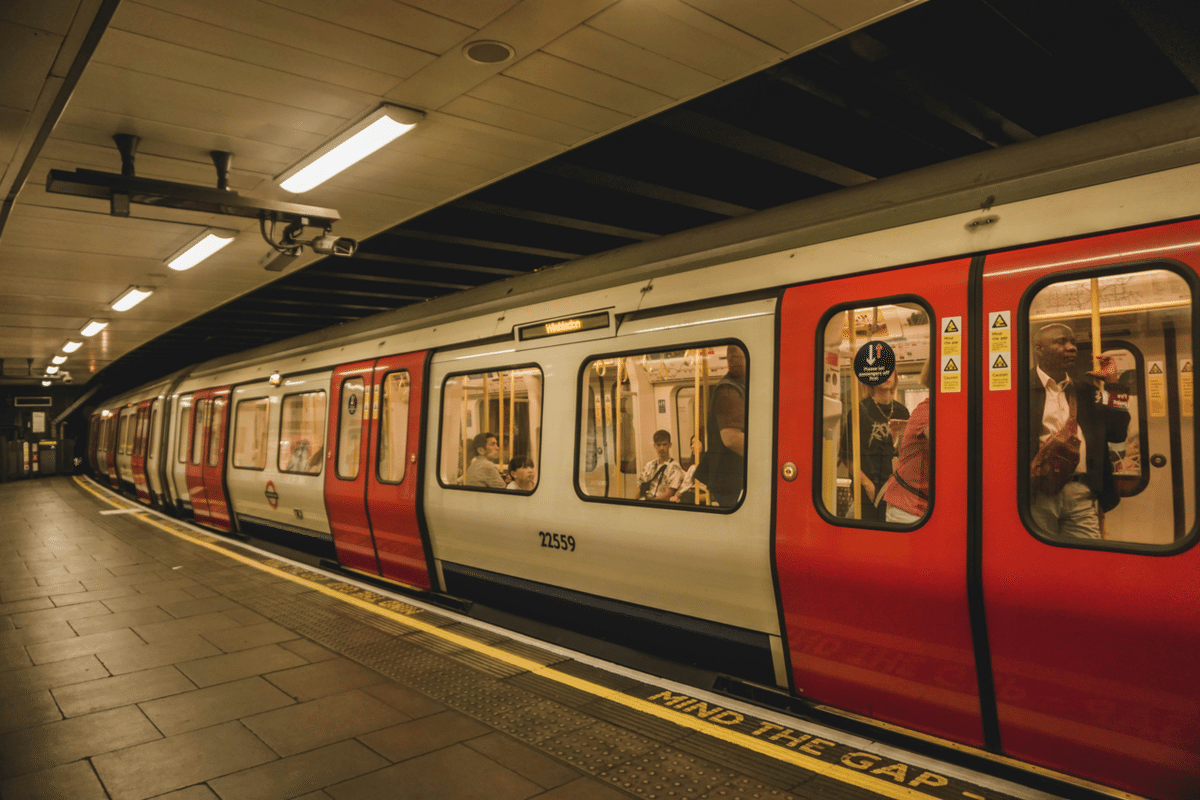 ロンドン地下鉄での小さな宝石みたいな出来事｜Fox Kana