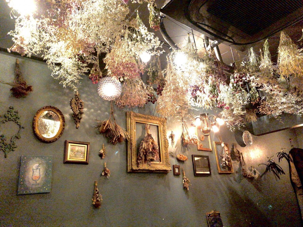 池袋のHANABARに行ってきました。 天井にはドライフラワーが吊るされ、壁にもスワッグ等が飾られているオシャレ空間。こんな所に住みたい。｜ヤス