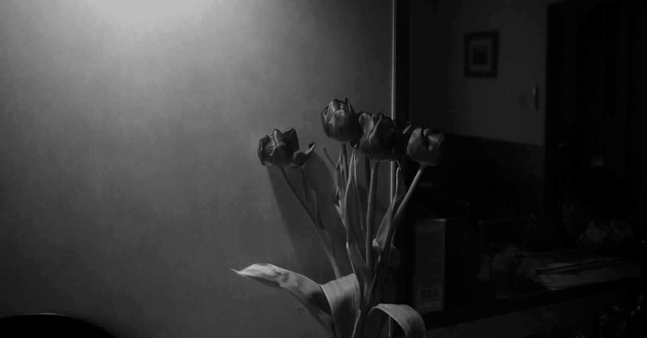 微笑んでいる。｜OHO KANAKO