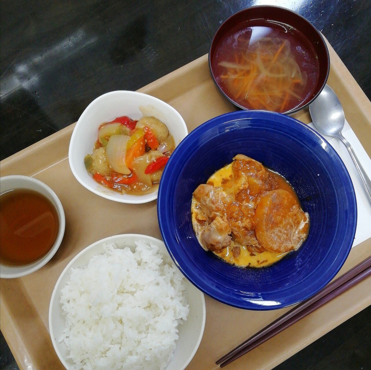 最近いろいろ前後してる食堂日記。これは1月21日のもの。 チキンのトマト煮込み、肉団子のあんかけ、コンソメスープ。 トマト煮込みと言いつつ、ストロガノフ系の味。｜SHIGE姐さん（守屋SHIGE美）