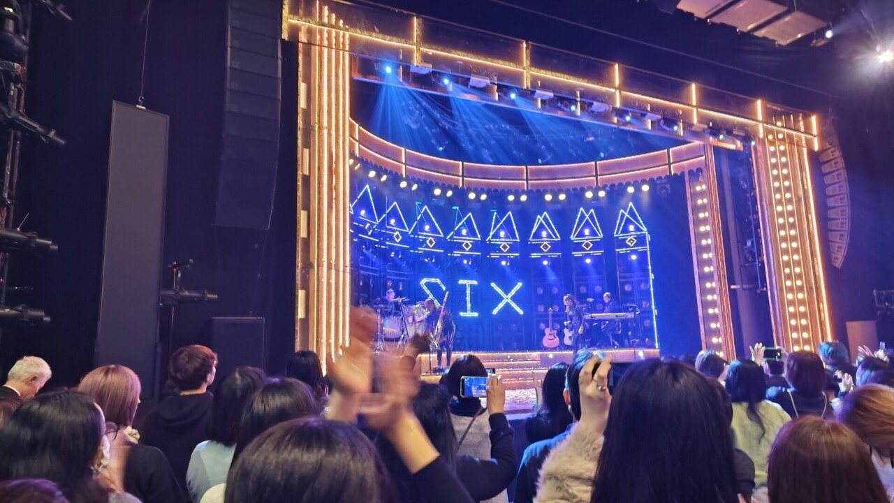 観たよSIX！ やっぱ歌を予習して行って正解だった。 ていうか全部はやれてなかったけど😂 たくましいガールズパワーを前の方で、だいぶ斜めからだったけど浴びてきました！ 帰り道で、後ろを歩いてる ...