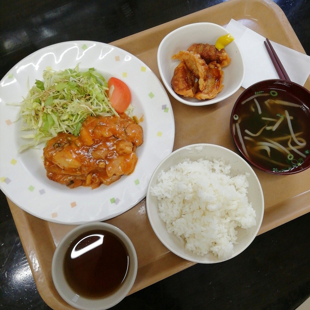 1月24日の社員食堂。 鶏チリソース、揚げ餃子、中華スープ。 せっかく毎日写真を撮ってるので、社員食堂日記としてまとめようかと思う。｜SHIGE姐さん（守屋SHIGE美）