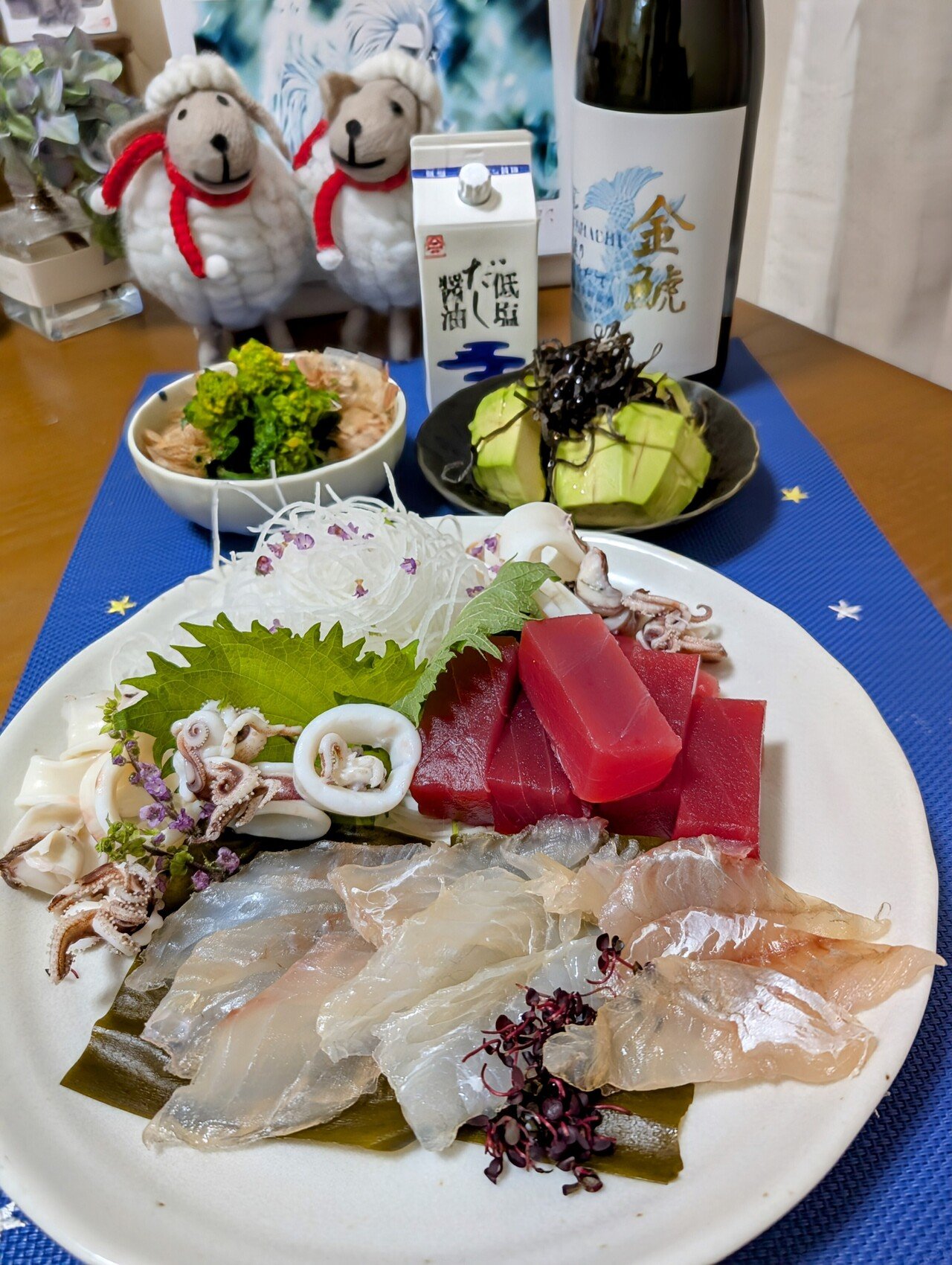 休みの日の晩酌😊今夜はお刺身がたっぷり食べたくて昆布締め3種と鮪に茹でイカ。 菜の花のお浸しとアボカドに塩昆布、胡麻油をかけて…とくればやはり日本酒で。金鯱という名の半田のお酒です。｜はると