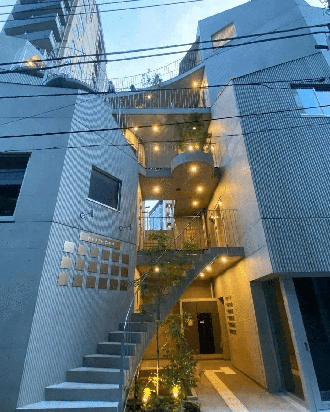 東京建築巡り〜六本木の小さな建物が集合したのような建物｜東京の建築&アート巡りオタク@tanrock