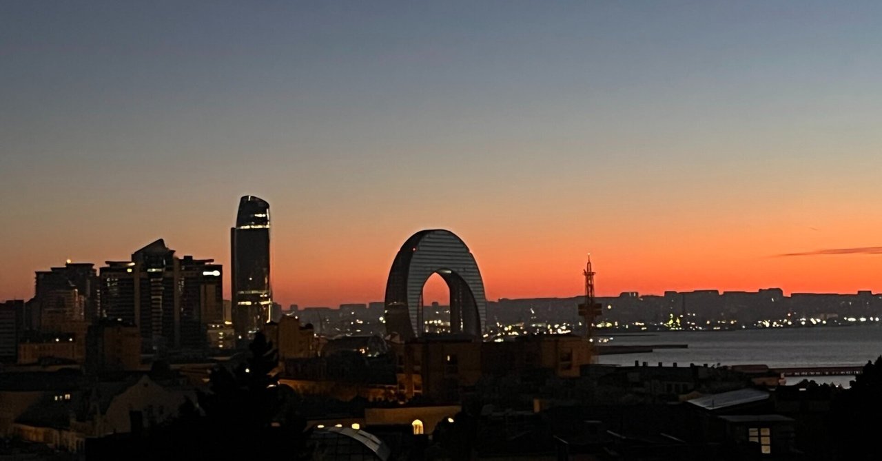 バクーまでの歩き方 その5 バクーの不思議なビル｜WalkingWorld