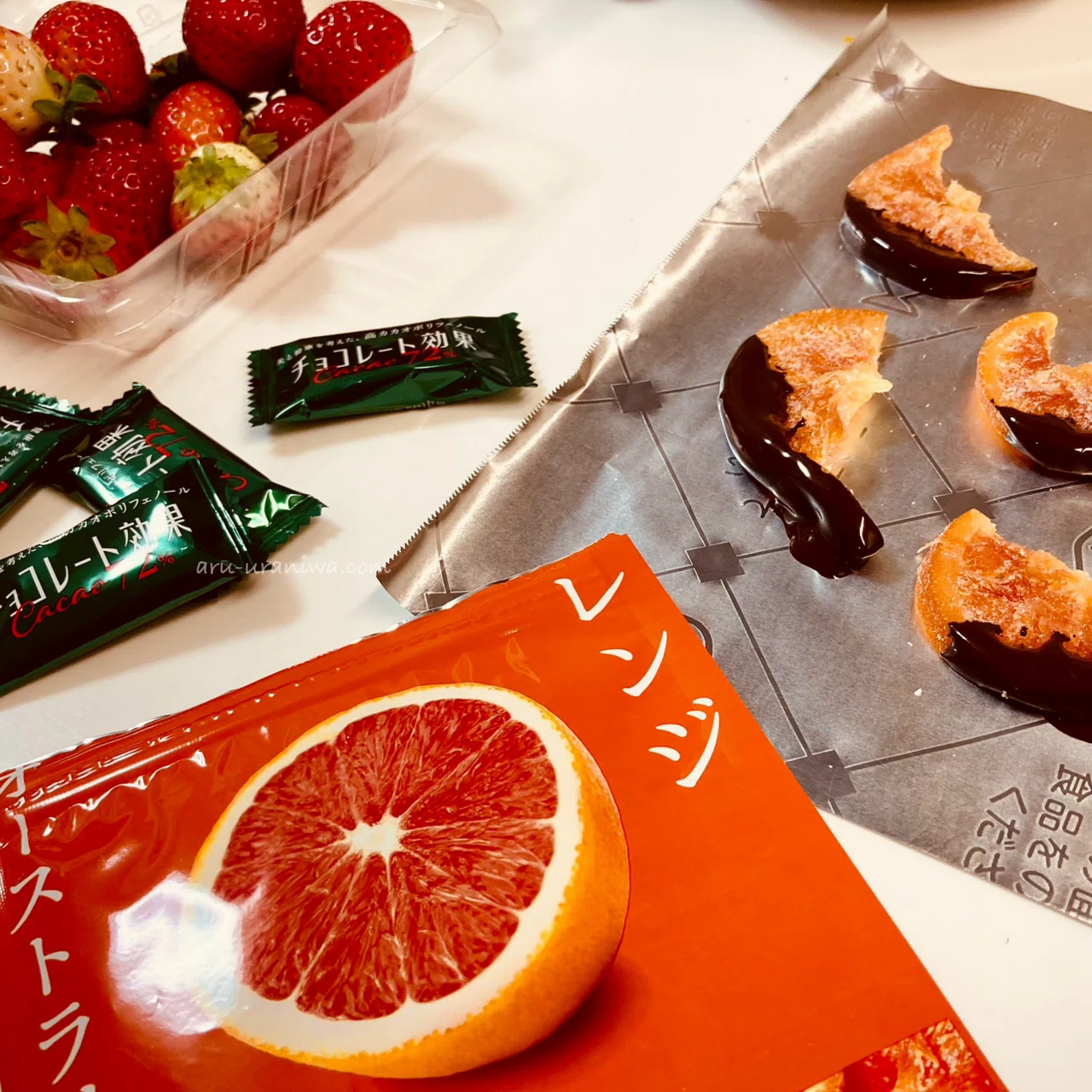 昨日娘と準備したオランジェット。お取り寄せのチョコはどれも甘くて…家のチョコレート効果で作ることにしました☺ 濃厚カカオで美味しい♡｜あるあり