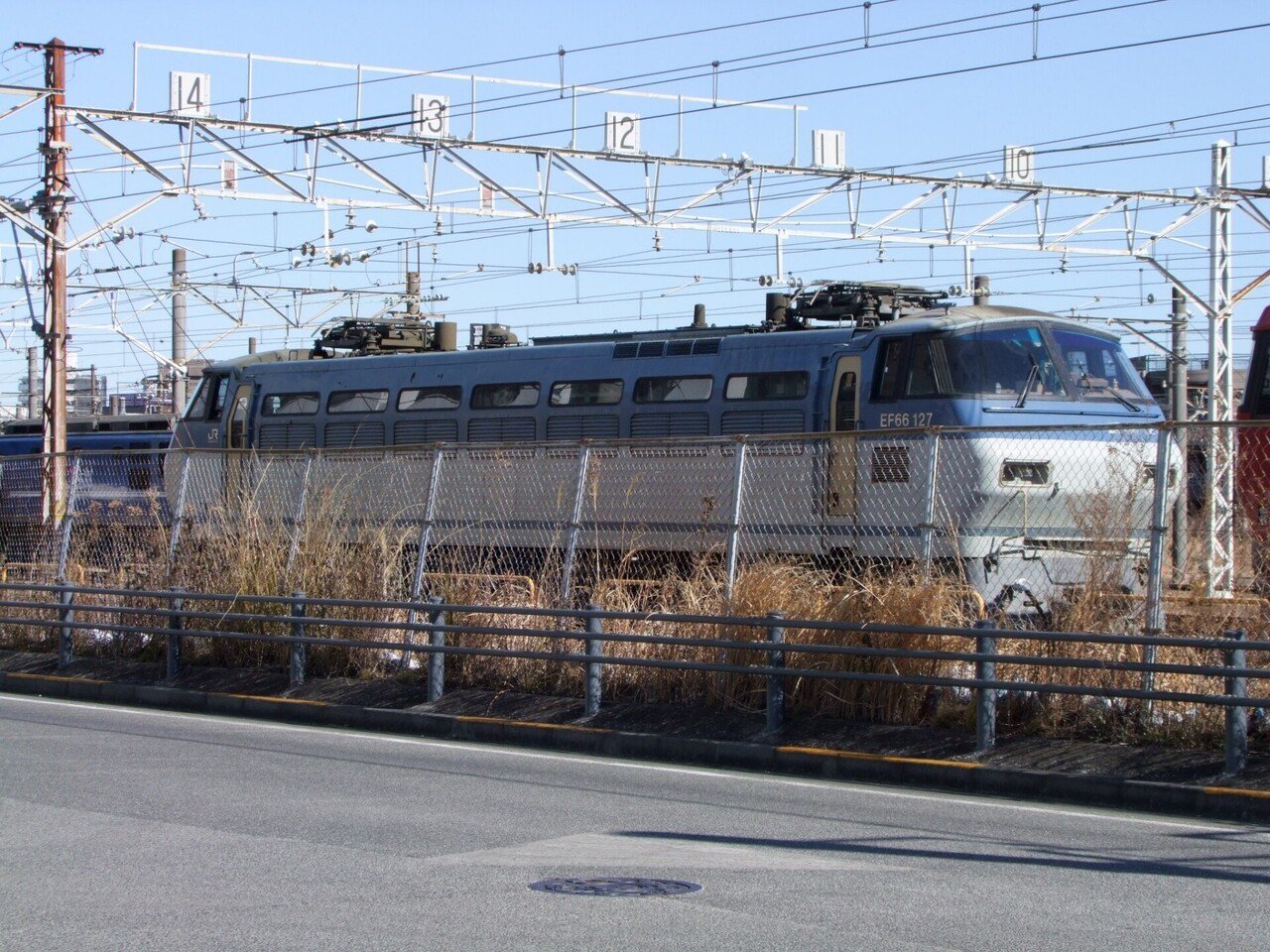 新鶴見機関区に佇む電気機関車EF66 100番台EH500 金太郎｜popodoll