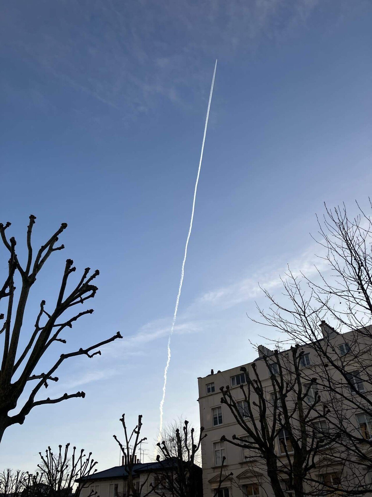 UK photos - Contrail ️ in the winter sky｜ted2lasvegas