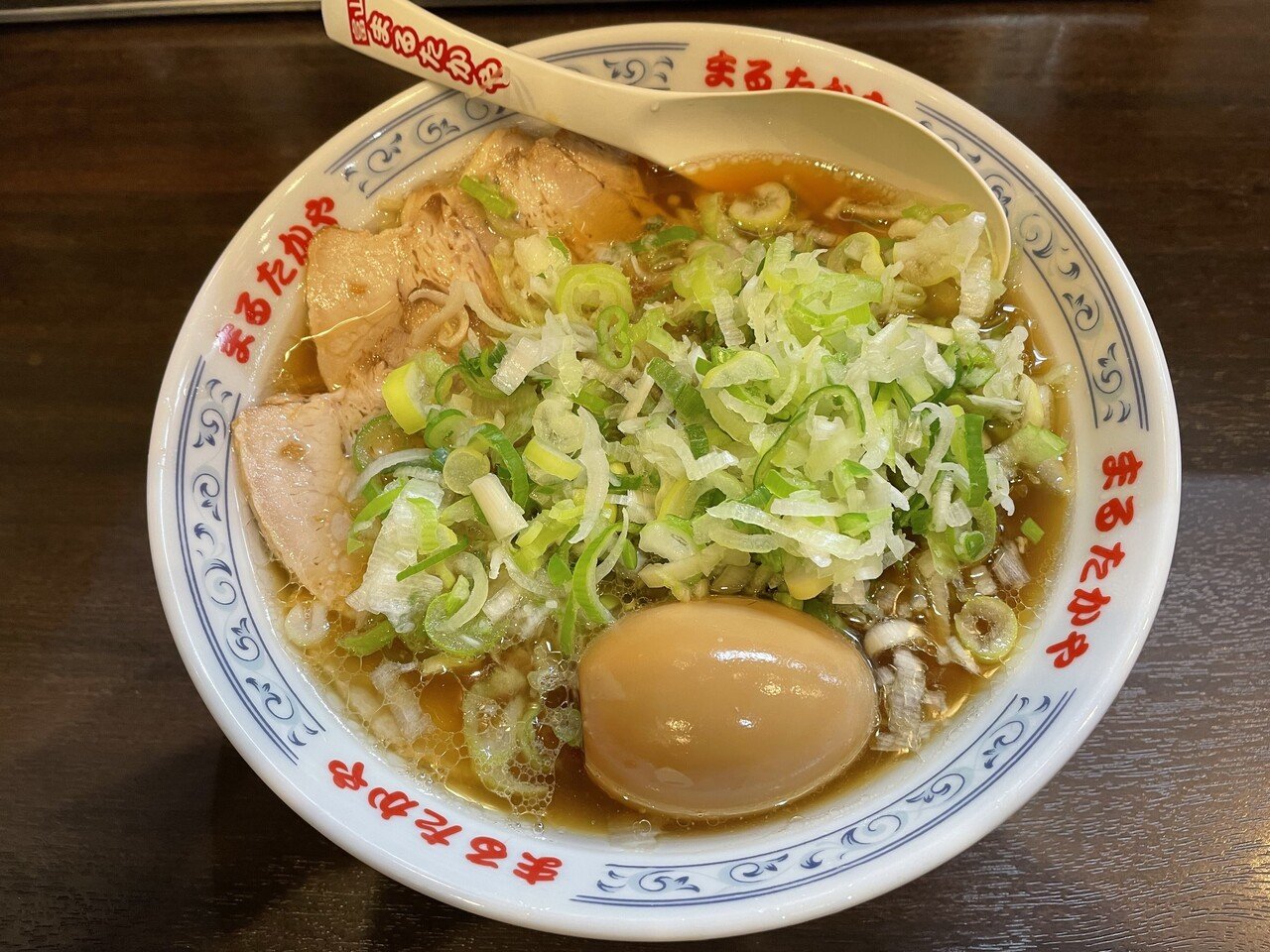 正月早々、まるたかや。ネギ多め。煮卵。｜DJ KENJEE