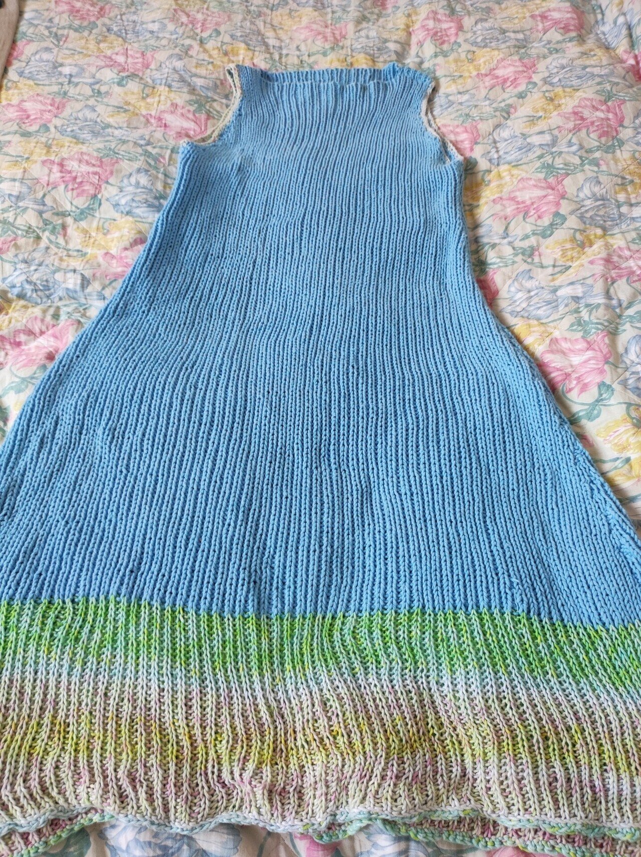 私は芸術家/色の沼にハマり糸で紡ぐ、私は、小学生の頃から、編み物に目覚めて、いつもいつも、何かを作っていました。ニットのセーターや、ワンピースを着るのが大好きですが、なかなか自分の気に入った色 ...