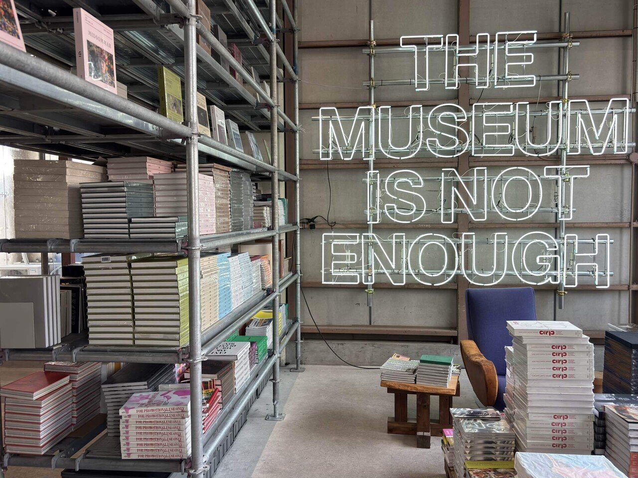 亀有の高架下にオープンしたSKAC（SKWAT KAMEARI ART CENTRE）へ。 閑散としたところに、ひときわ存在感を放つ注目の ...