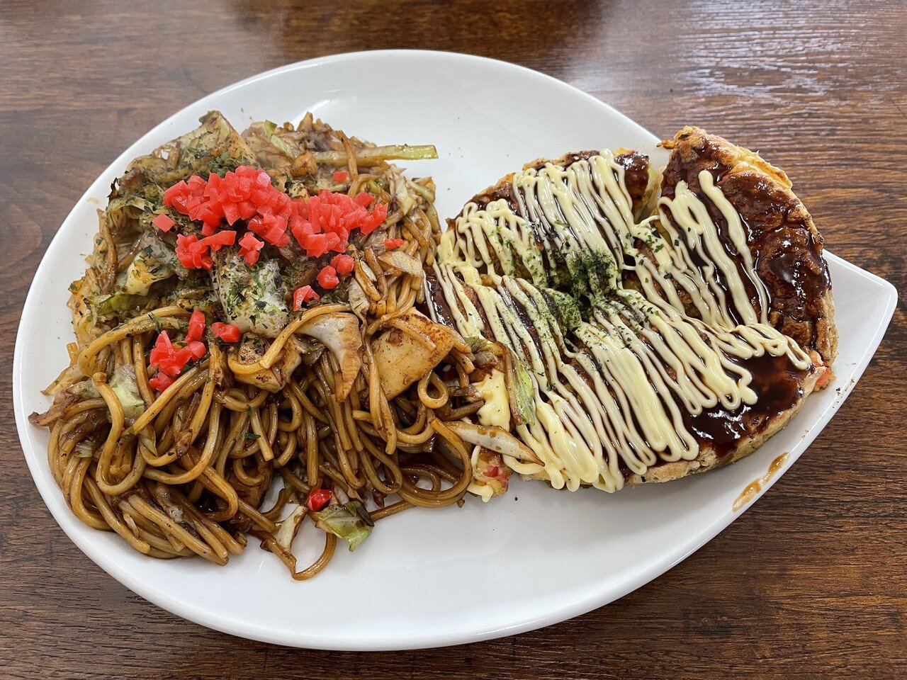 立山町のわたなべ。ランチ。お好み焼きと焼きそばのセット。1100円。｜DJ KENJEE