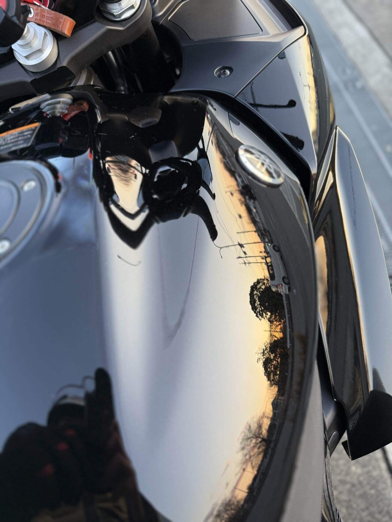 タンクに映る夕日 春はそこまで｜Motorcycle UTOPIA