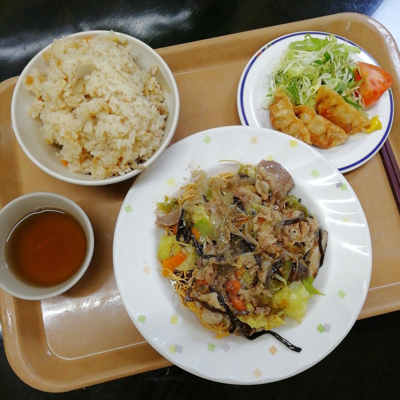 3月12日の社員食堂。 中華丼、揚げ餃子、かしわめし。 関係ないけど、前の席のお嬢さんがヘアーアイロンしてて、おまけにスプレーまで。臭い。｜SHIGE姐さん（守屋SHIGE美）