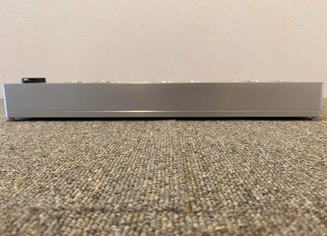 アルミ合金削り出しの高品質筐体に高品質コンセントが搭載 アルミ合金削り出しの高品質筐体に高品質コンセントが搭載