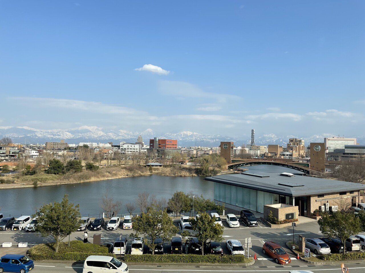 絵画に触れ合う。富山県立美術館。ピカソの絵が展示されている。｜DJ KENJEE