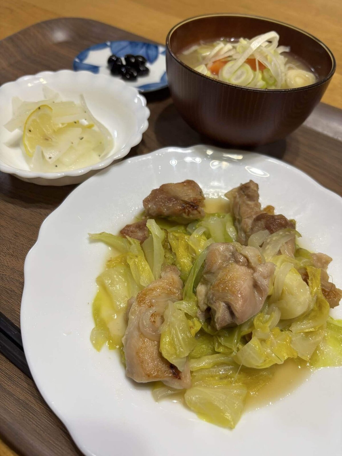 『鶏もも肉や春キャベツ、新玉ねぎの炒めもの』（塩分0.8g）｜guttyo