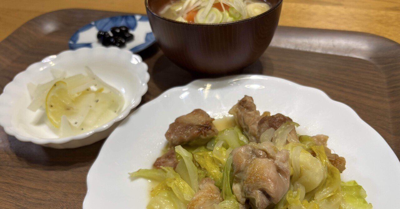 『鶏もも肉や春キャベツ、新玉ねぎの炒めもの』（塩分0.8g）｜guttyo