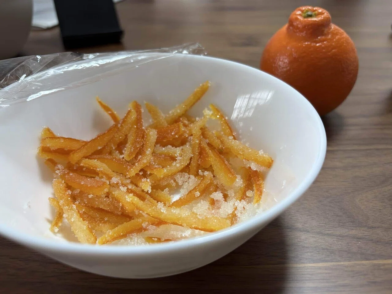 ミネオラオレンジを食べたあと皮を捨てるのもったいないと言って娘が作ったオレンジピール。 乾燥させてないから生ピールだけど美味しいんだよね ｜あるあり