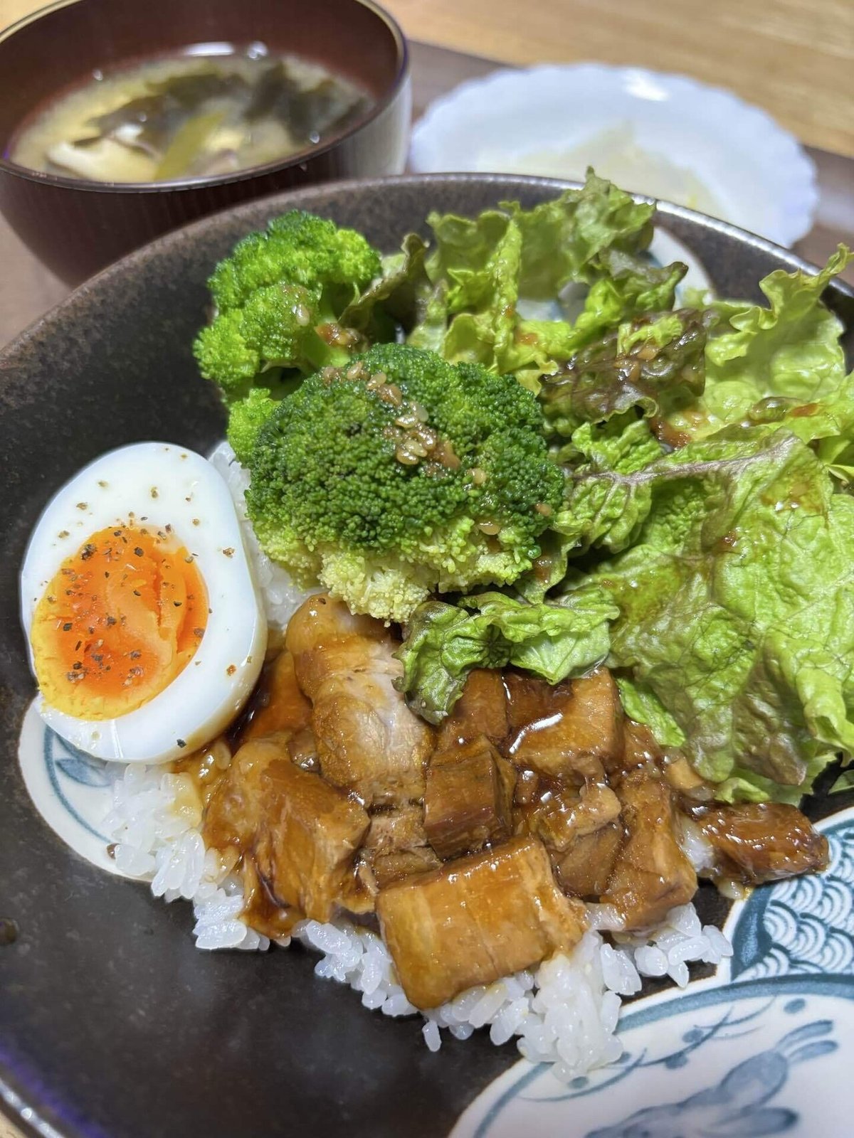 『角煮丼』（塩分1.2g）｜guttyo