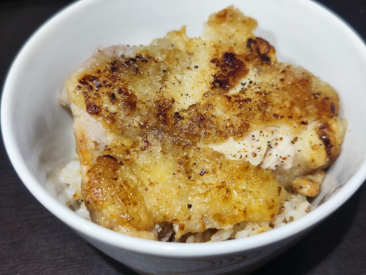 チキンステーキ丼。美味すぎた。 下にはガーリックライスと納豆。｜CFP.はやぶさ【はやぶさFP事務所＠note支店】