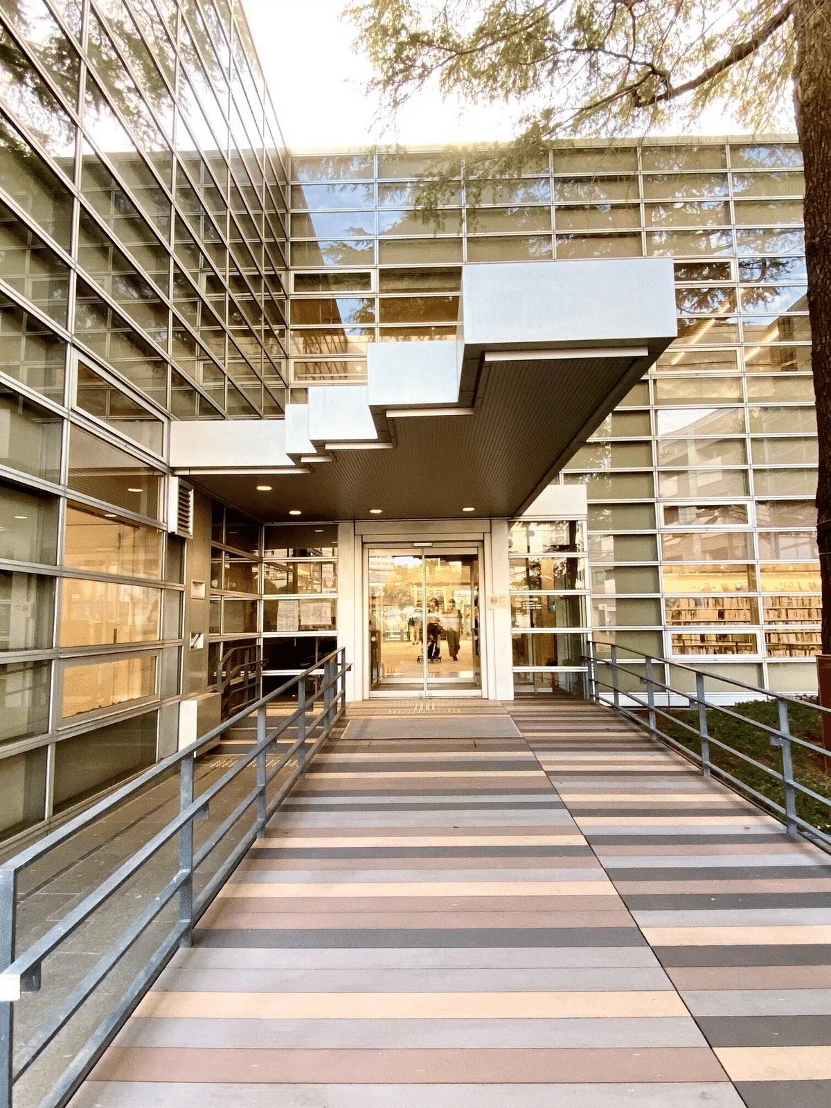 東京図書館巡り〜黒川紀章デザインのファサード｜東京の建築&アート巡りオタク@tanrock
