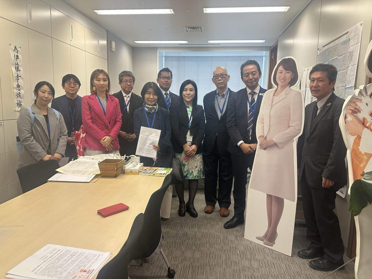 手話推進議員連盟で 各党に要望書を届けてきました。 早速毎日新聞さんが記事にしてくださいました。 今年はデフリンピックが開催されます。 久々に ...