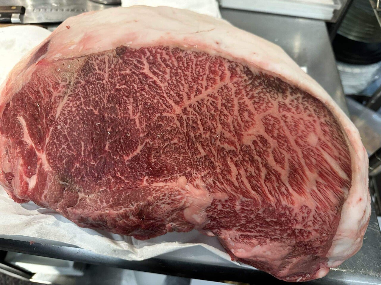 昨夜、食べて頂く熟成肉の塊をお客様のテーブルに持って行ったら、2歳ぐらいのお子様がお肉の塊を見て大泣きしました。「痛い」って😫 私達が忘れたらいけない感情｜Matasaburo Arai